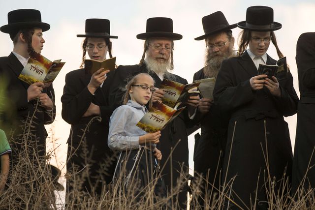 Slingeren met kippen: voorbereidingen op Jom Kippoer - NRC