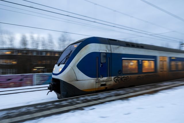 NS rijdt ook maandag nog met een aangepaste dienstregeling - NRC