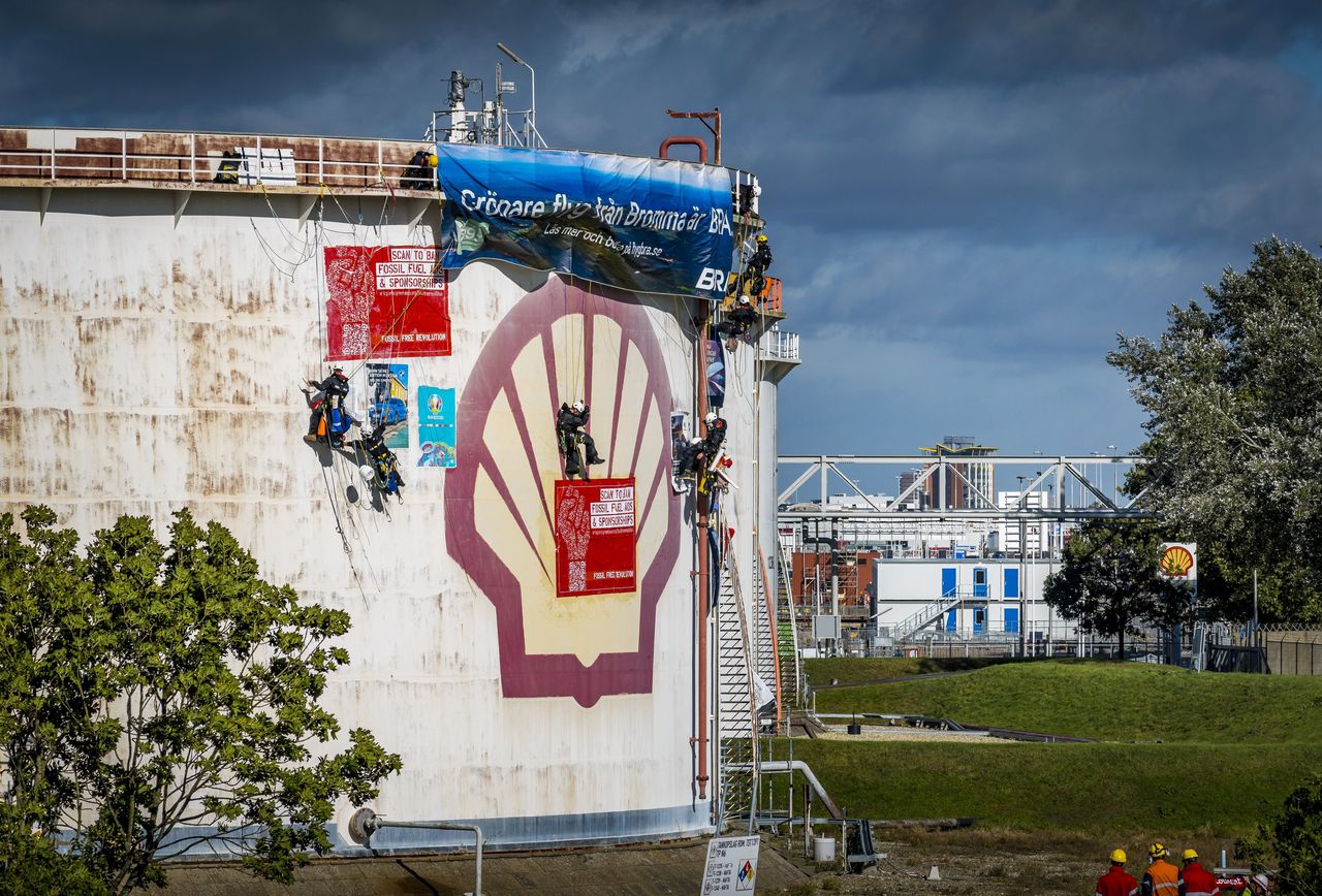 Shell gaat juist tegen de fossiele trend in, zegt Shell - NRC