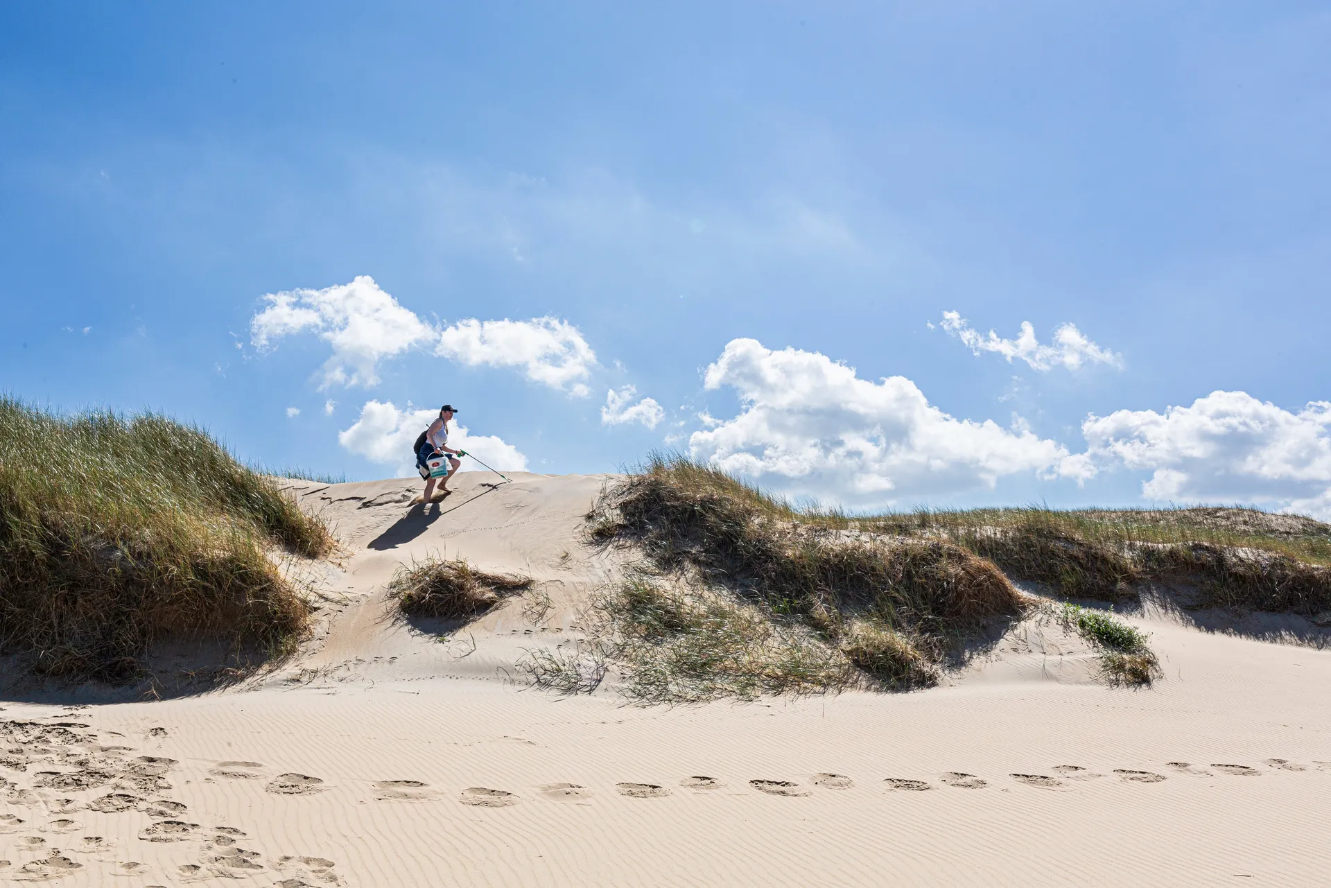 Meelopen met de Beach Cleanup Tour: peuken rapen die anderen in het ...