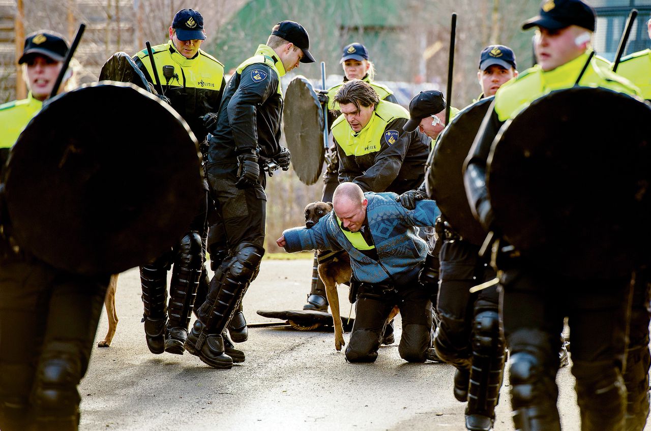 Een agent moet in een split second beslissen - NRC