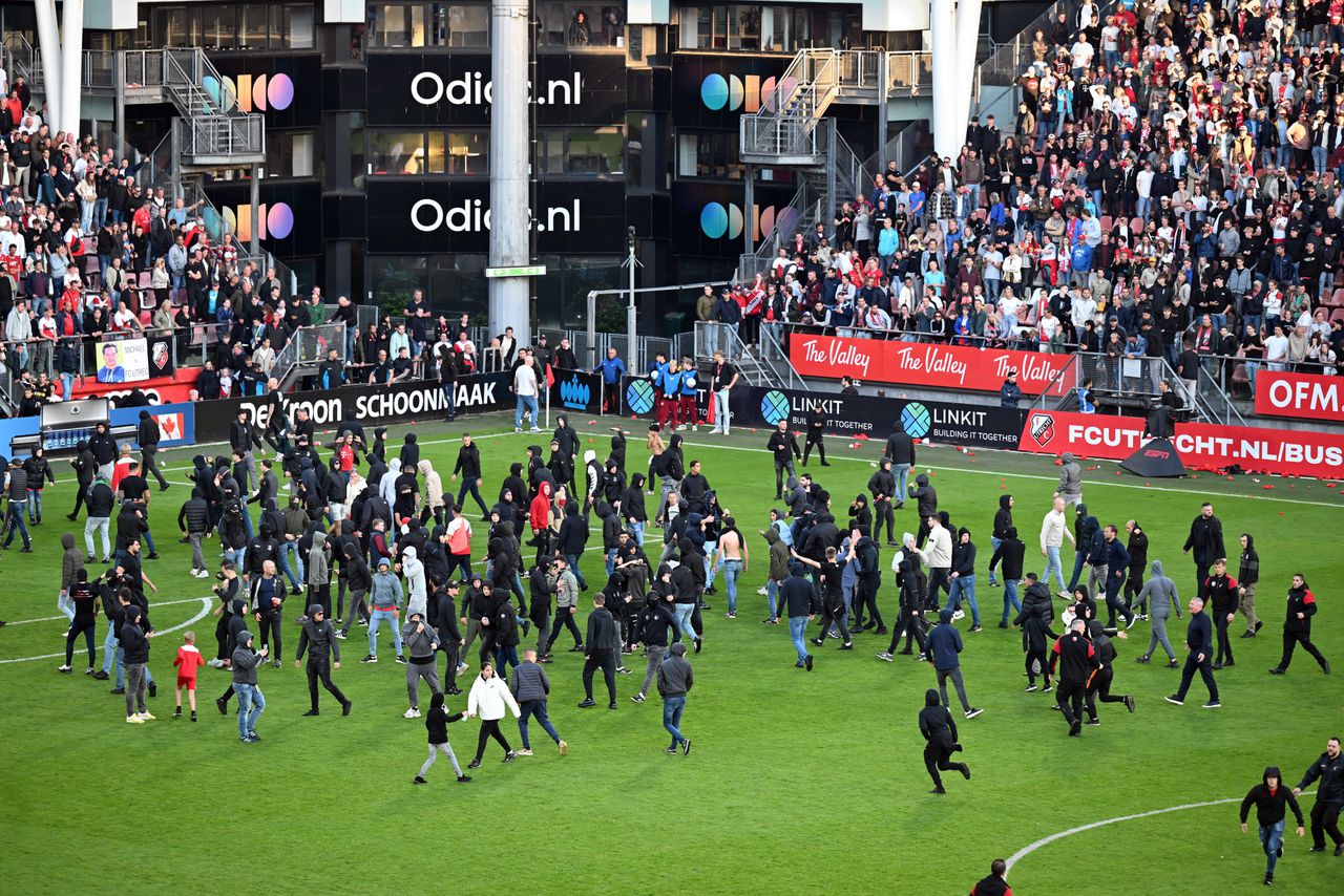 OM wil rellende FC Utrecht-fans zwaar straffen: ‘Samenleving is hier ...