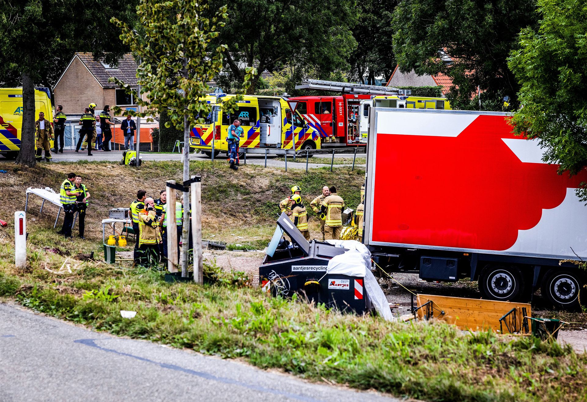 Vrachtauto rijdt van dijk op buurtfeest Nieuw-Beijerland, meerdere ...