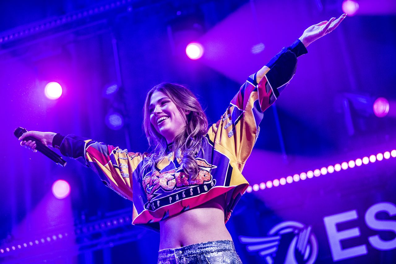 Roxy Dekker wint Popprijs 2024 op festival Noorderslag - NRC