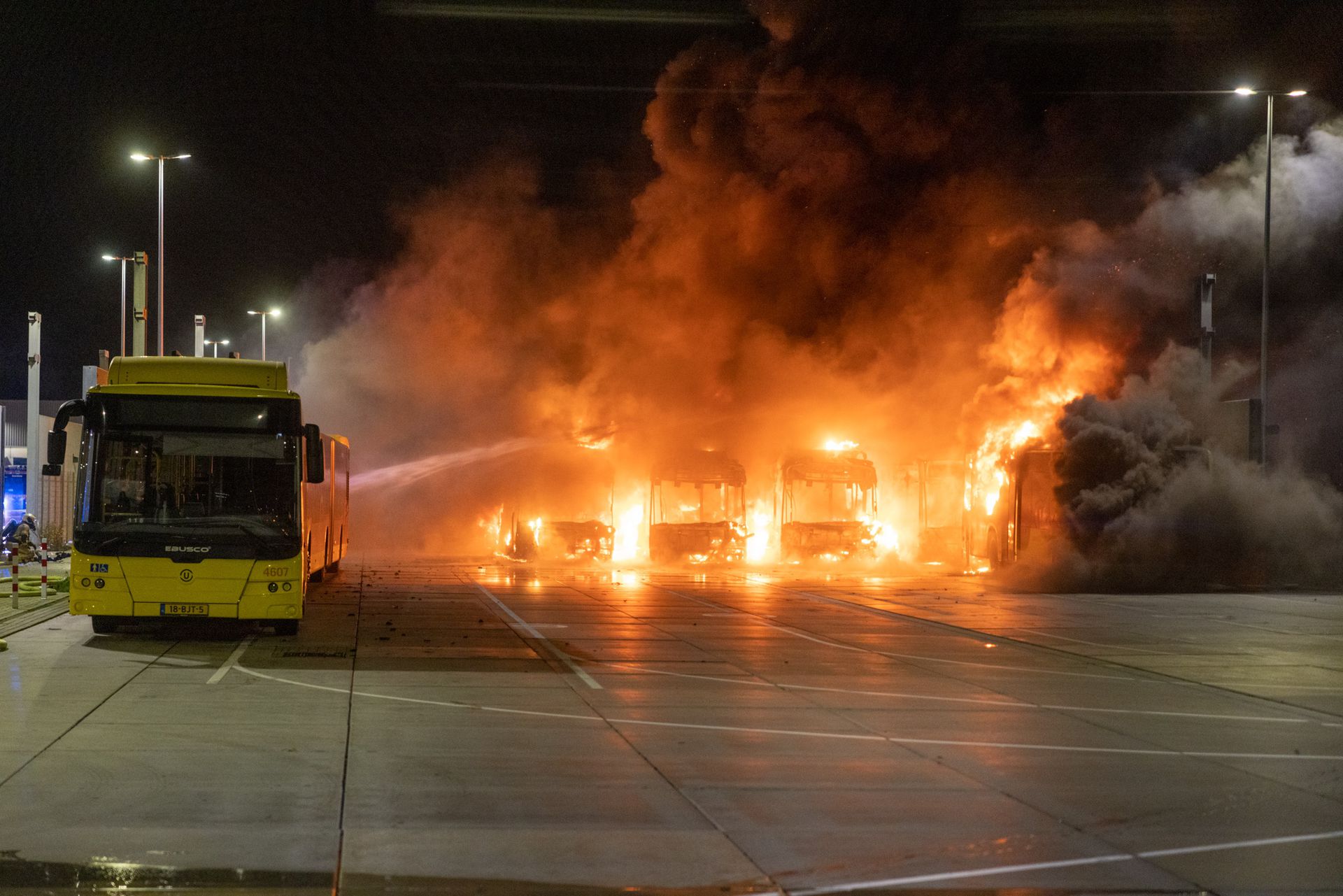 Grote brand in busstalling Utrecht, zeker tien bussen volledig ...
