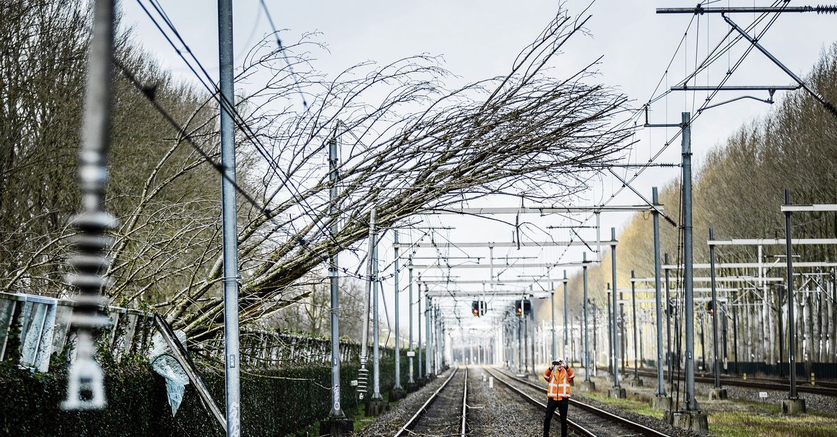 Valt er bij ProRail één medewerker uit, dan ligt in heel Nederland het ...