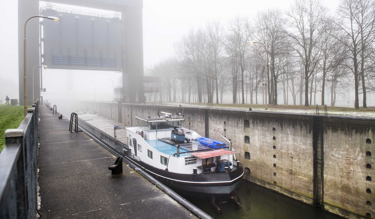 Beperkt aantal schepen kan Maas-Waalkanaal verlaten - NRC