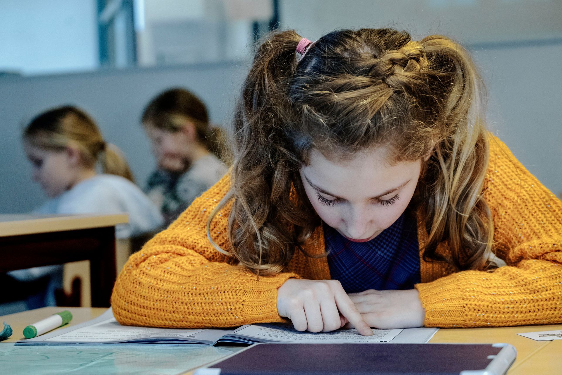 Hoe we kinderen weer aan het lezen krijgen - NRC