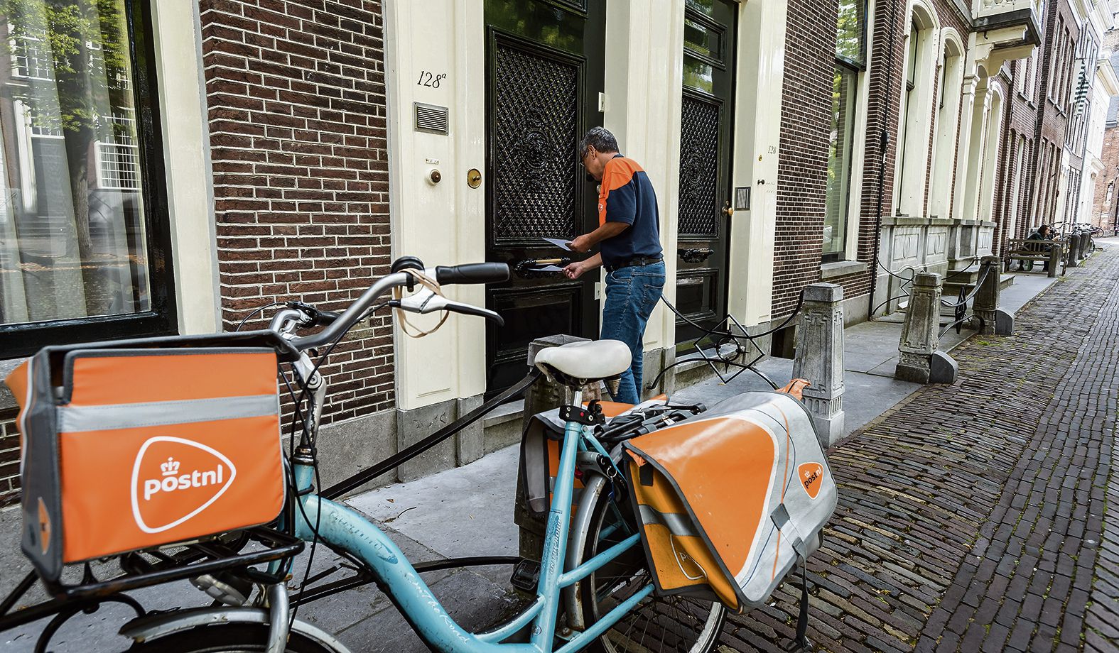 PostNL stelt voor dat postbodes – tegen betaling – ook gaan ...