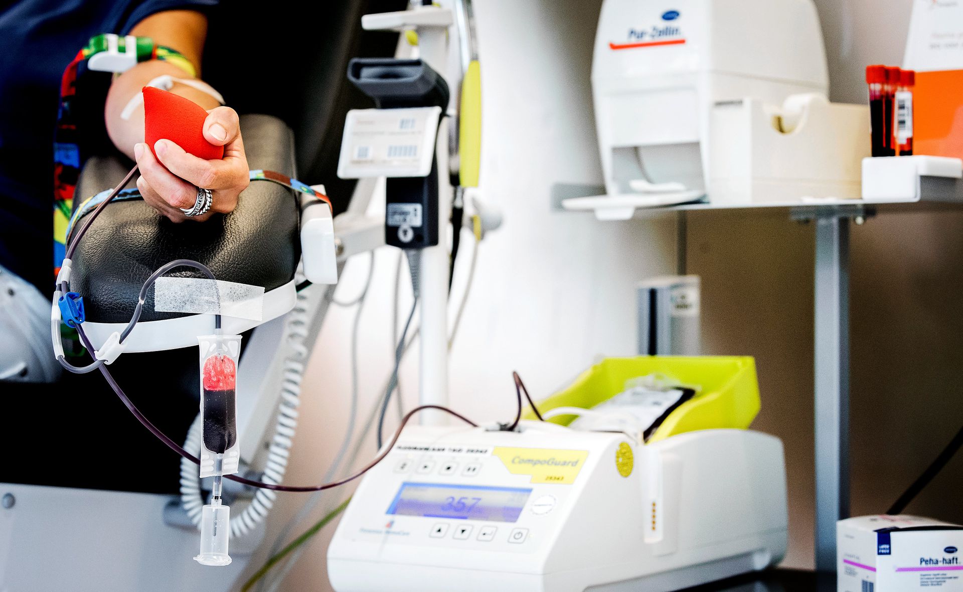Bloedbank Sanquin gaat gedoneerd bloed preventief nakijken op ziektes - NRC