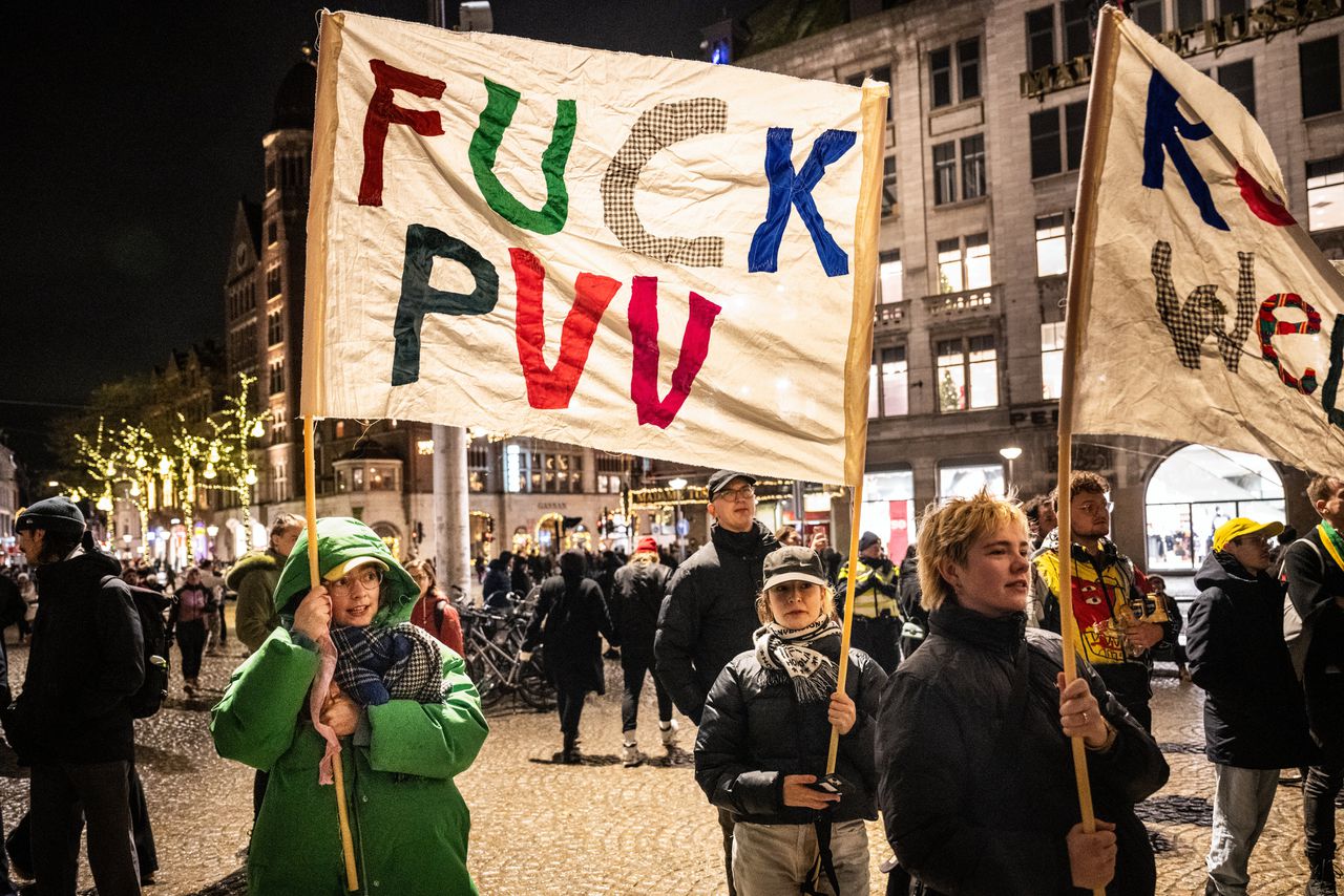 Zeker duizend demonstraten tegen de PVV op de Dam - NRC