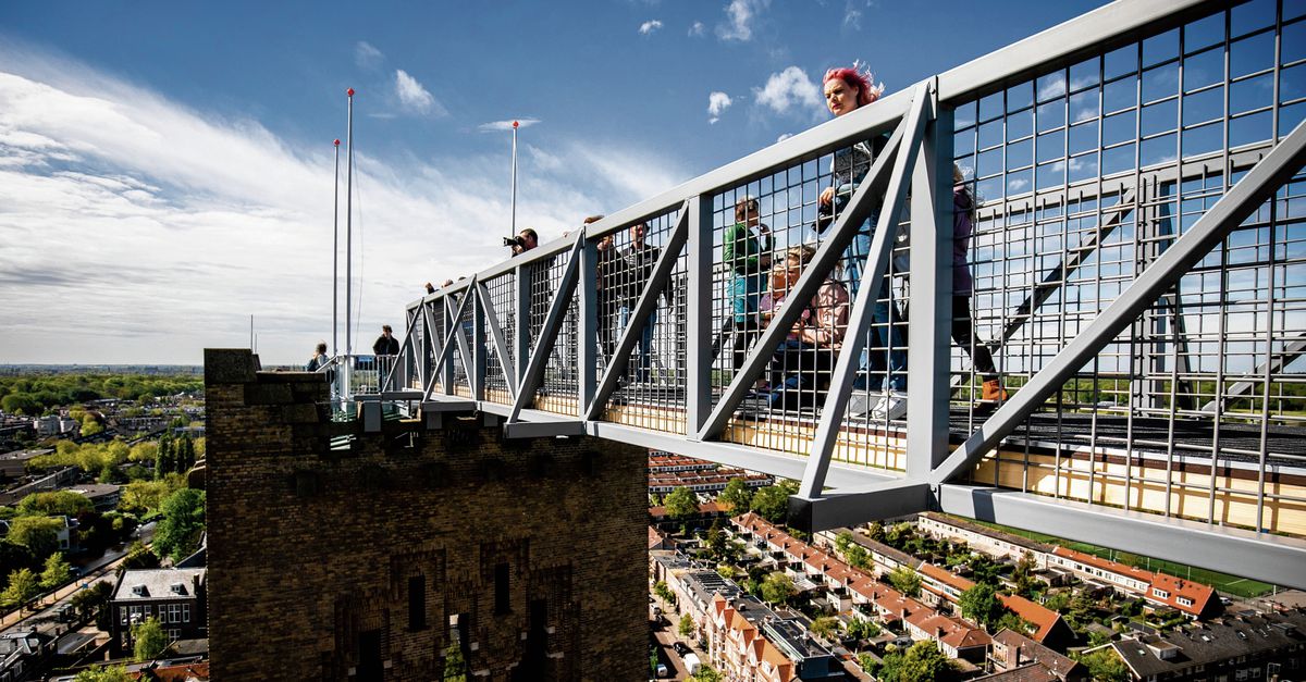 Loopbrug tussen de kerktorens - NRC