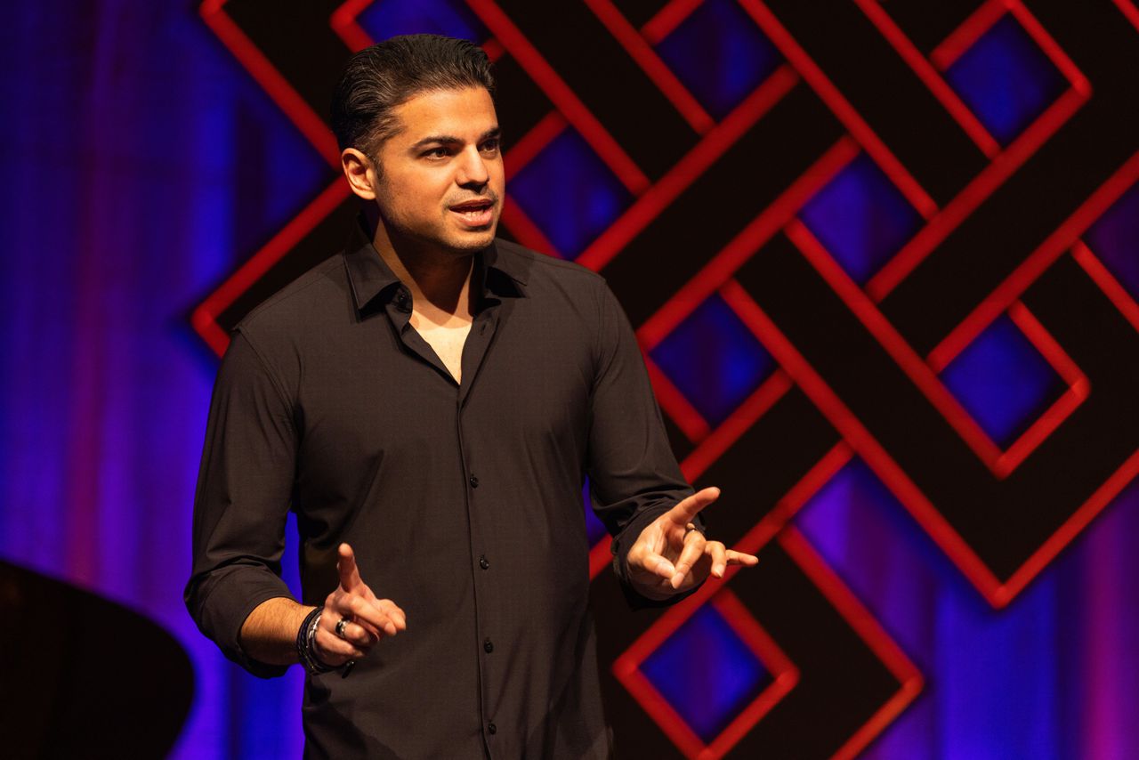 In ‘Karma’ vraagt cabaretier Rayen Panday zich af hoe overspelig hij was, en of hij een goed ...