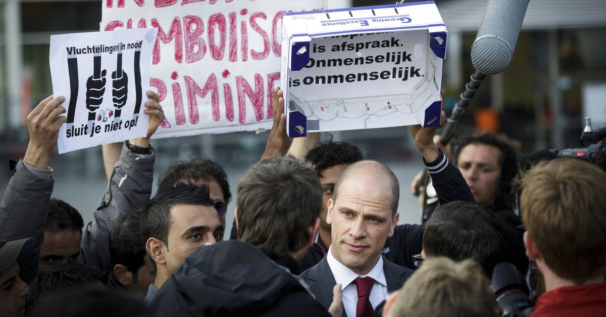 PvdA-bestuur omarmt nieuwe motie over strafbaarstelling illegaliteit - NRC