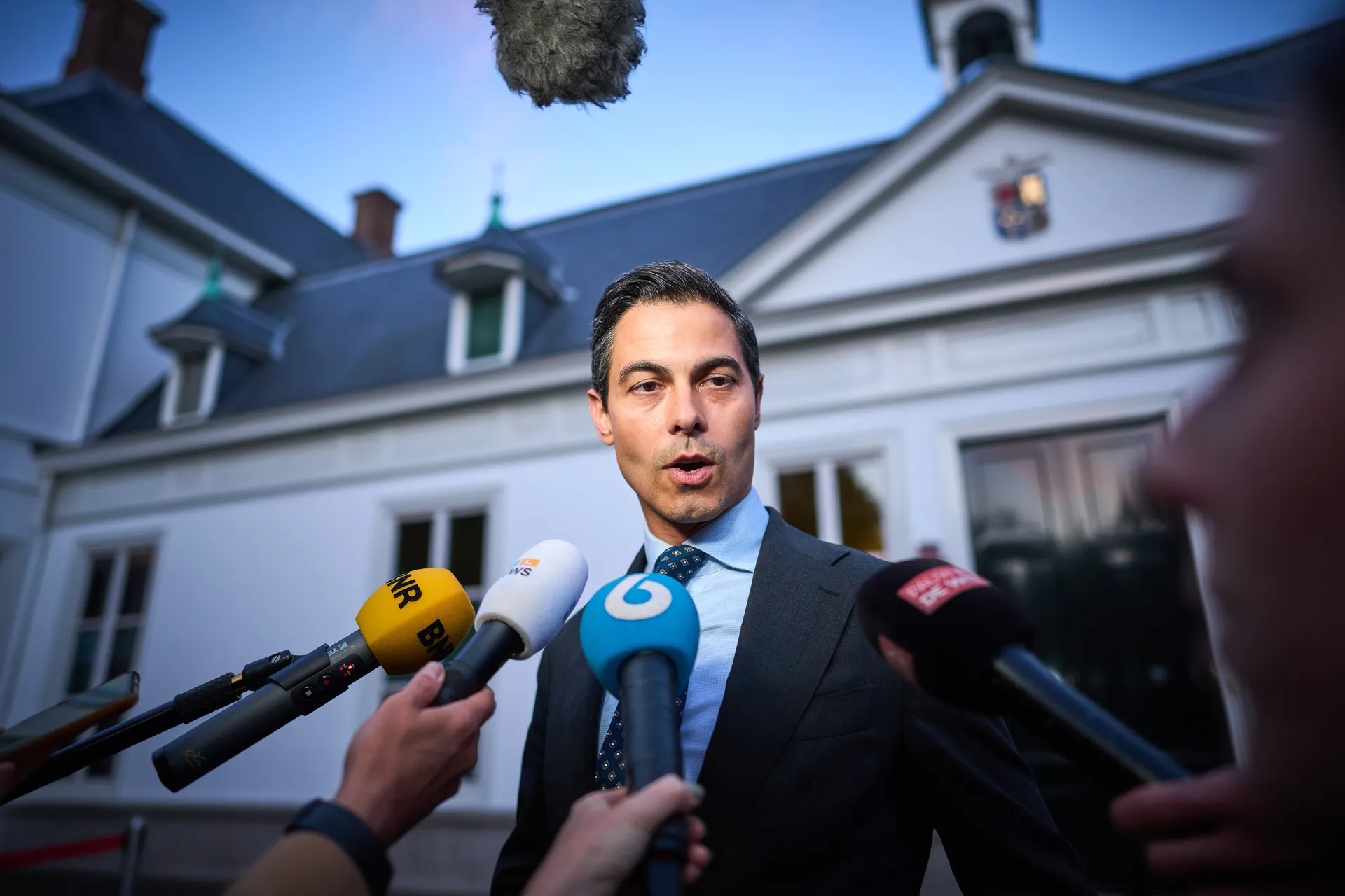 Kabinet wil gemeenten meer ondersteunen bij asielopvang, gaat ‘vliegend ...