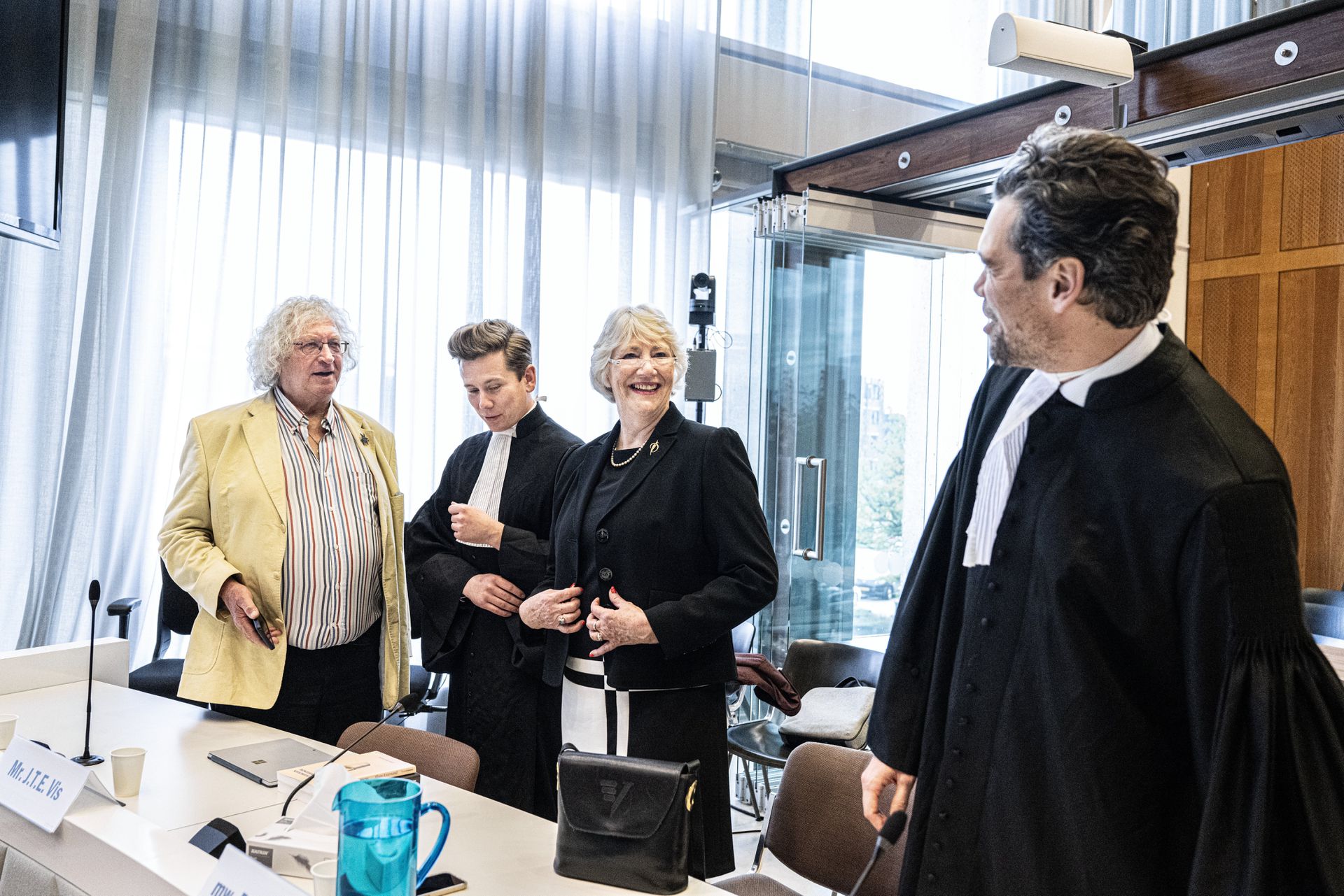 De leden van de Coöperatie Laatste Wil die voor de rechter staan ...