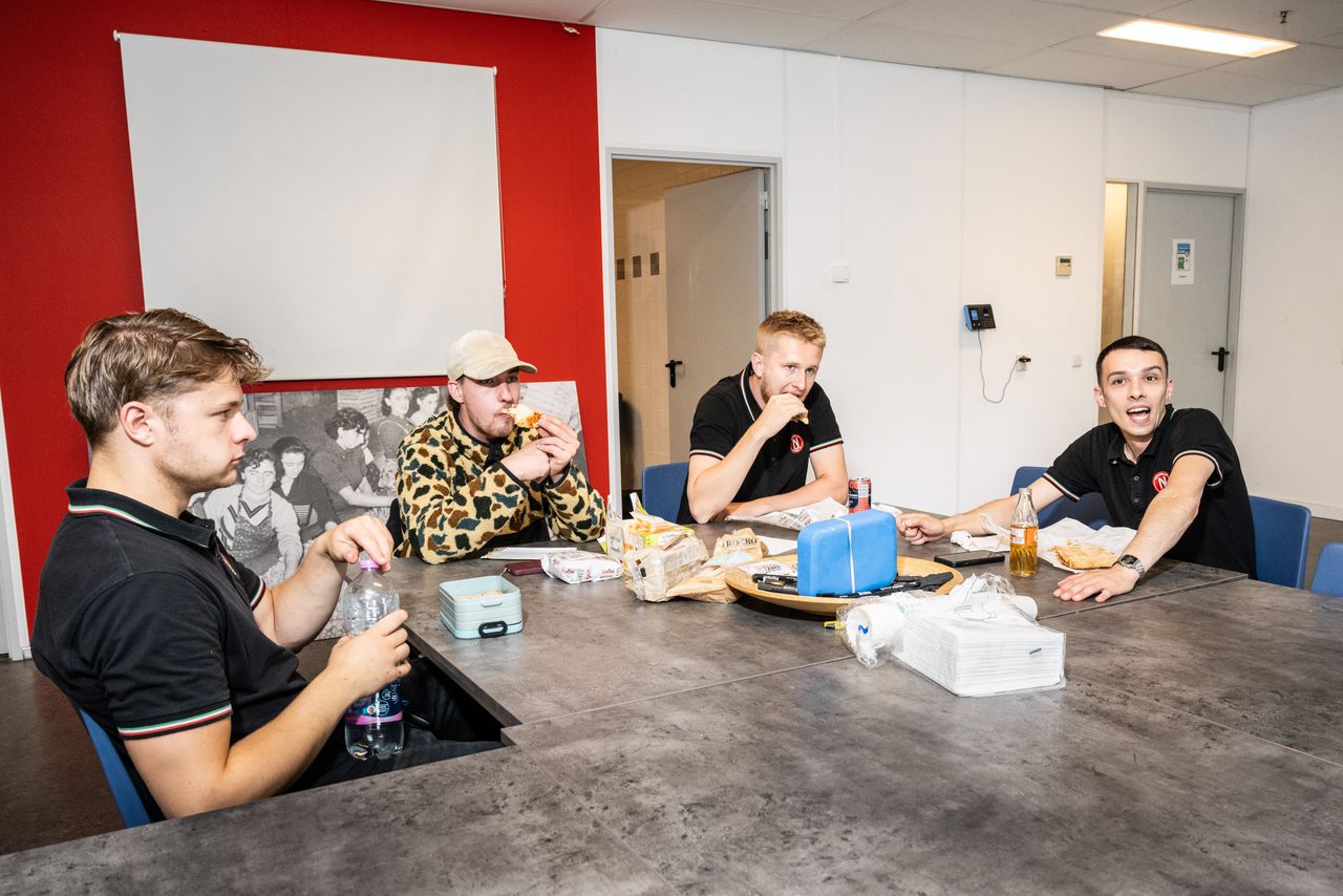 Marco eet een Italiaans broodje uit de kantine en verstaat daar ...