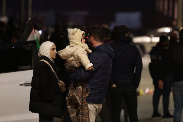 Wachten op de vrijgelaten zus. ‘Het is een geweldig gevoel dat ze ...