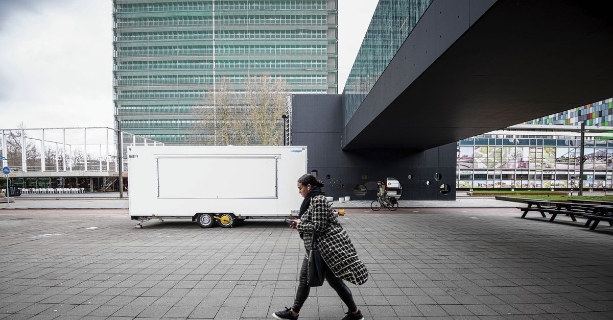 Met z’n allen aan de rand van een economisch ravijn - NRC