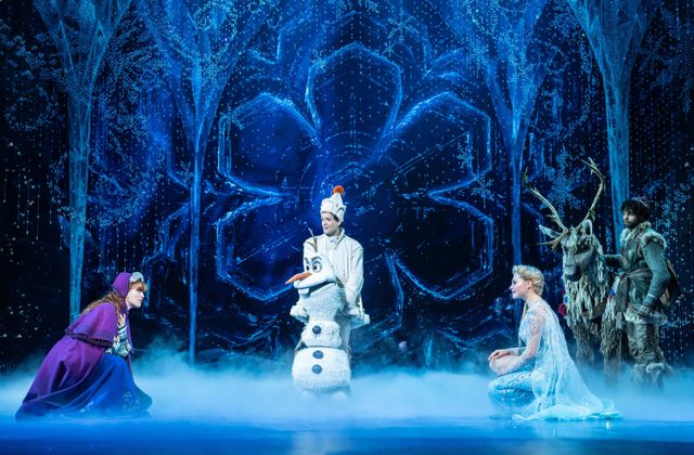 Als de Frozen-hit ‘Laat het los’ begint, kolkt een golf van opwinding ...