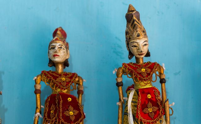 In deze Indonesische klassieker symboliseert een jonge vrouw de ware ...