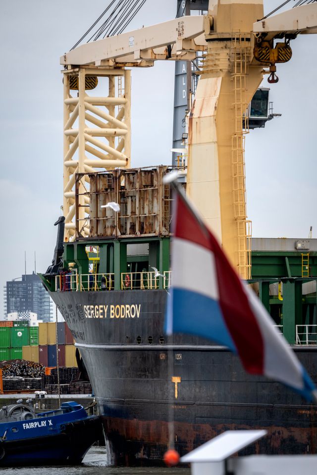 Hoe de nikkelhandel via Rotterdam Poetins oorlogskas vult en China aan ...