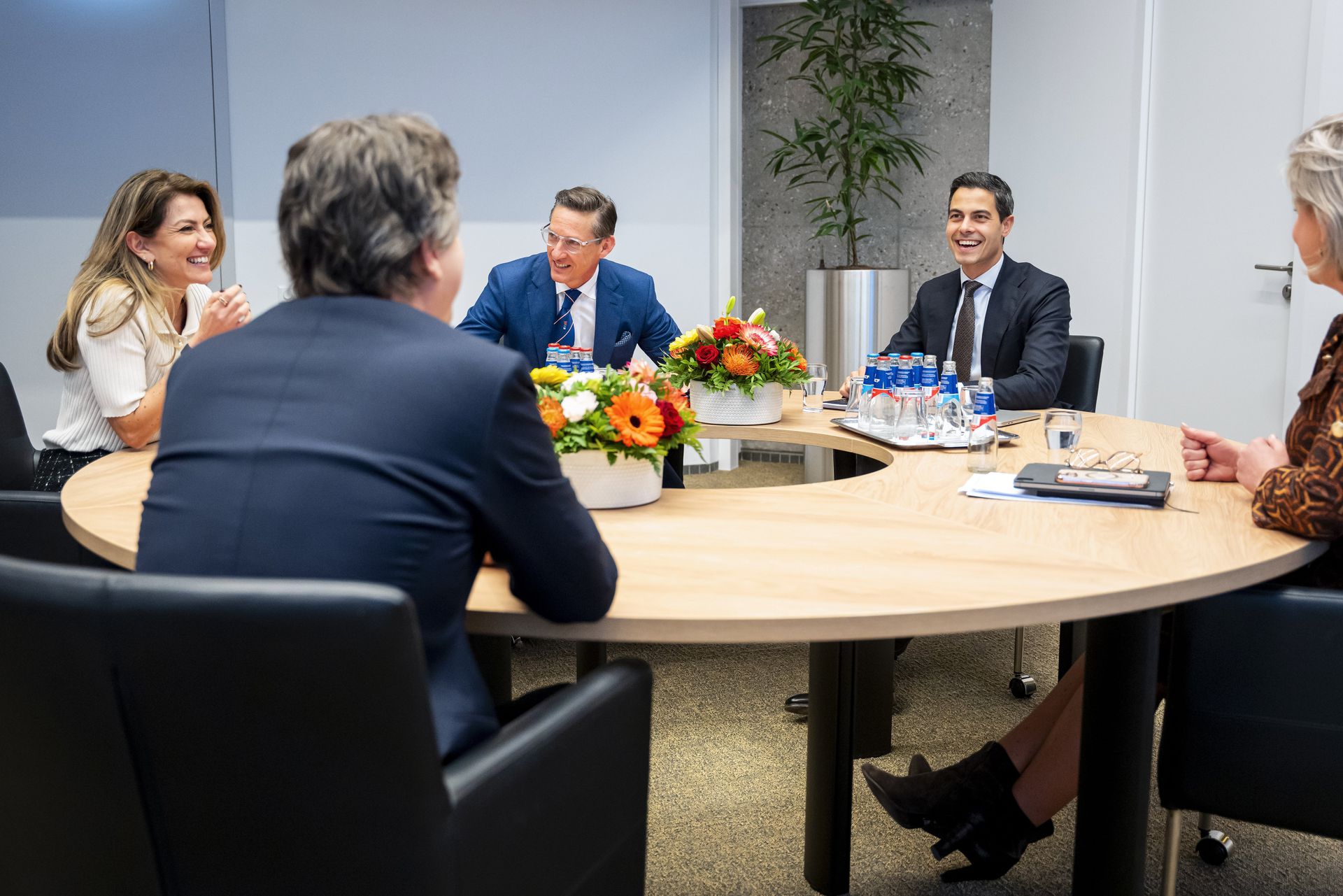 Een minderheidskabinet-Jetten, de oppositie twijfelt: meedoen of ‘een lijn trekken’? - NRC