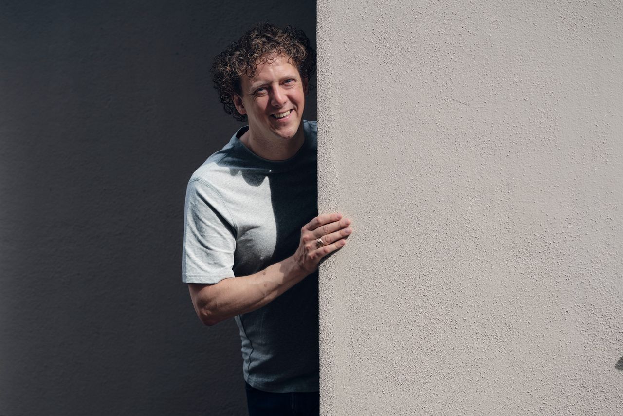 Komiek Jochem Myjer: ‘Bij mij zit je in een achtbaan: grap, wroem, grap ...