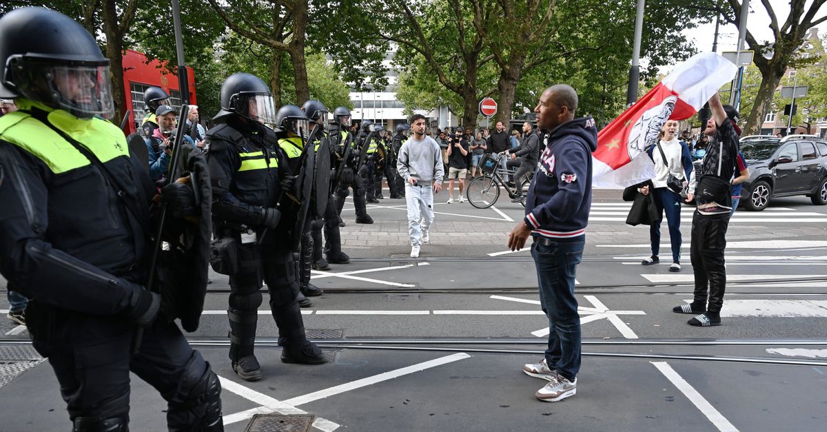 Ajax-betogers rellen, want dan kan de politie niet staken: ‘Doe dan ook ...