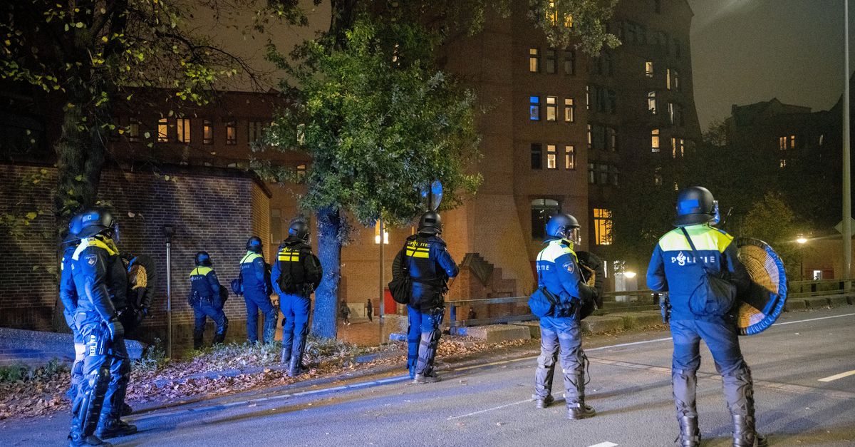 ME’er die bij de rellen in Amsterdam was zag strak gecoördineerde ...