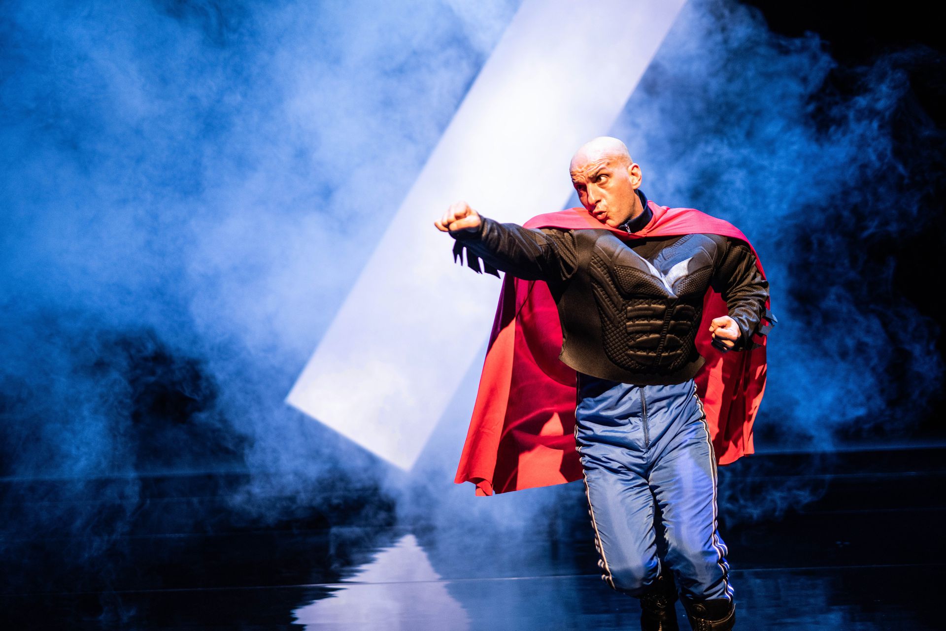 Recensie Theater: First Man van Sadettin Kirmiziyüz - NRC