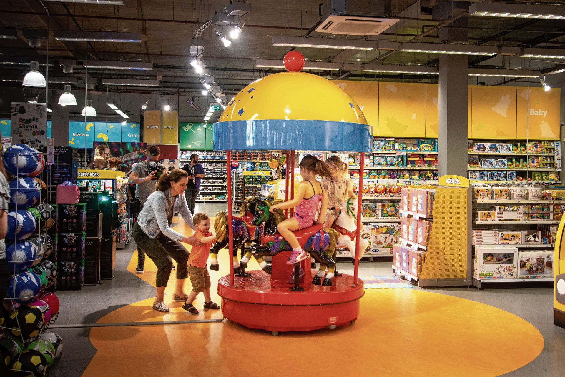 Bij nieuwe Intertoys staan kinderen in de rij voor de catwalk - NRC