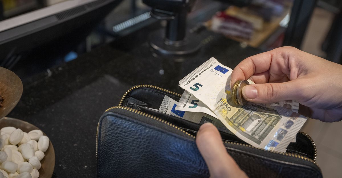 Steeds minder winkels accepteren contant geld - NRC