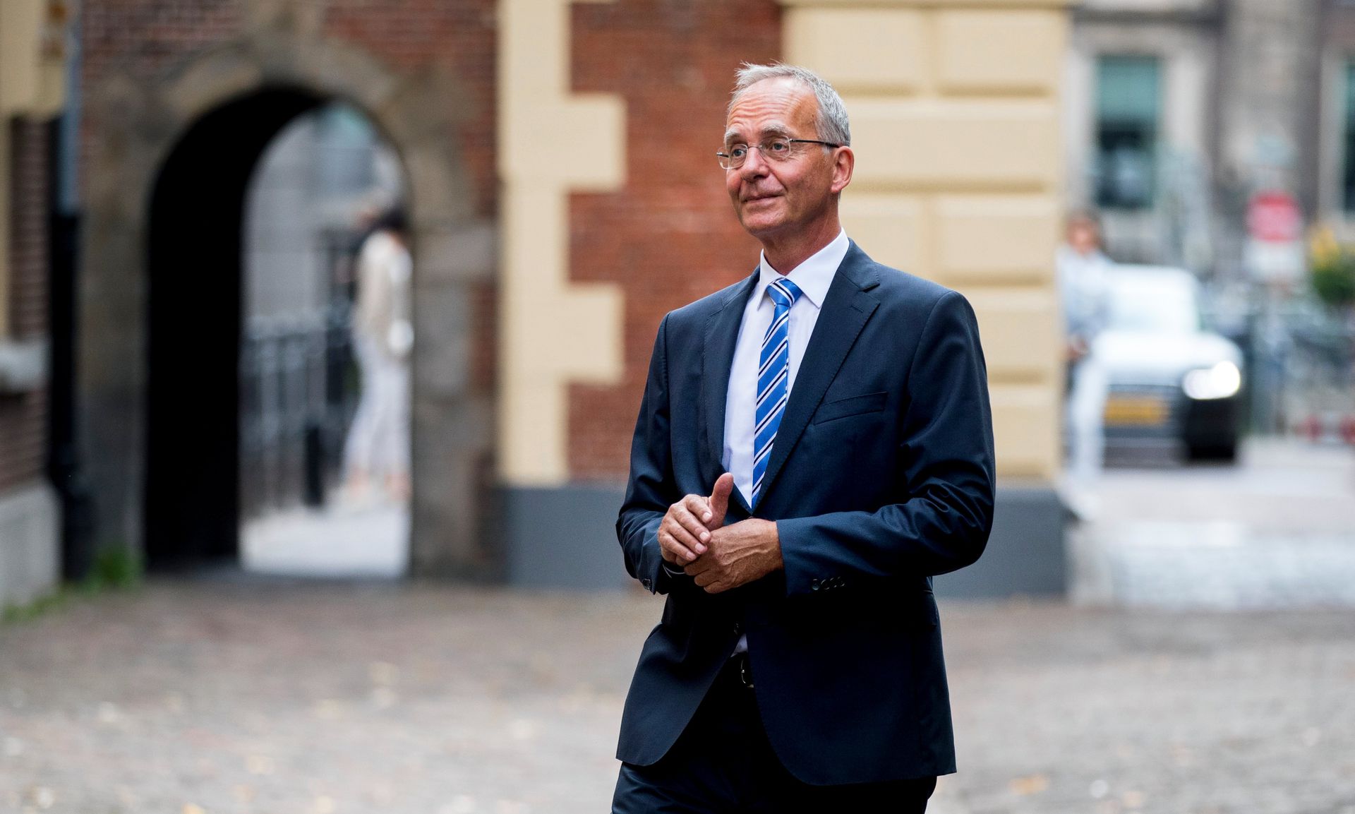 ‘Henk Kamp nieuwe minister van Defensie, Knapen naar BuZa’ - NRC