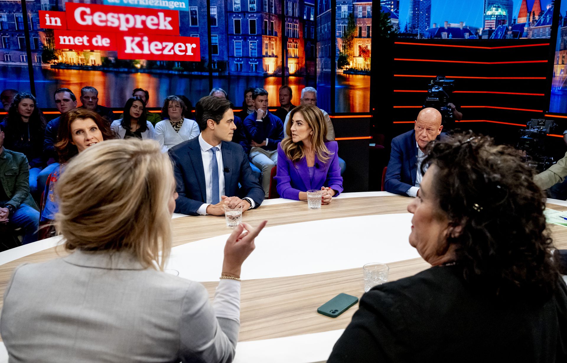 Het was even wennen voor de lijsttrekkers: het tv-debat draaide om ...