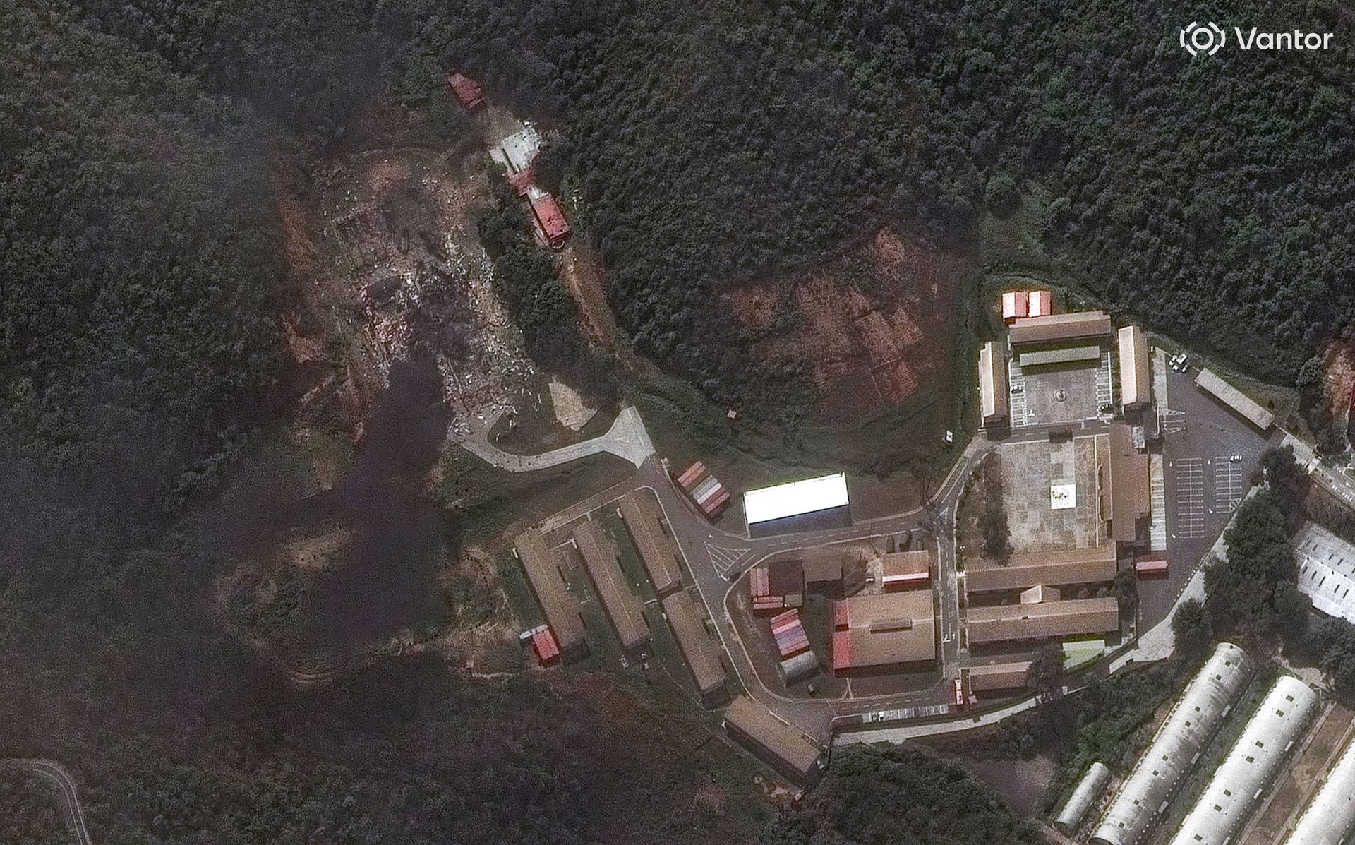 Satellietbeelden tonen verwoesting bij militaire basis waar Maduro ...
