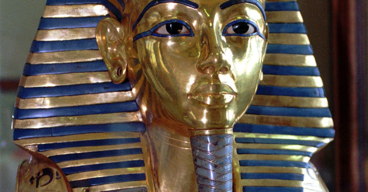 ‘Beroemd masker Toetanchamon beschadigd en lelijk teruggelijmd’ - NRC