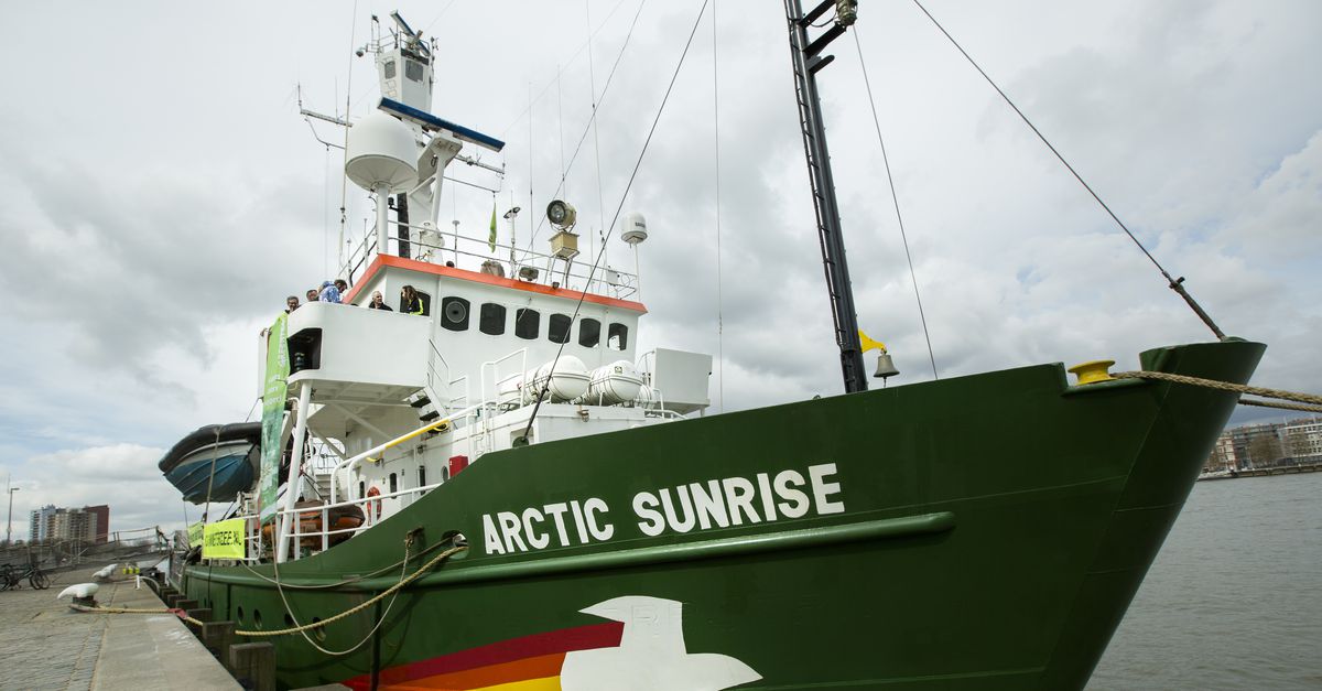 Moskou legt uitspraak Arctic Sunrise naast zich neer - Koenders boos - NRC