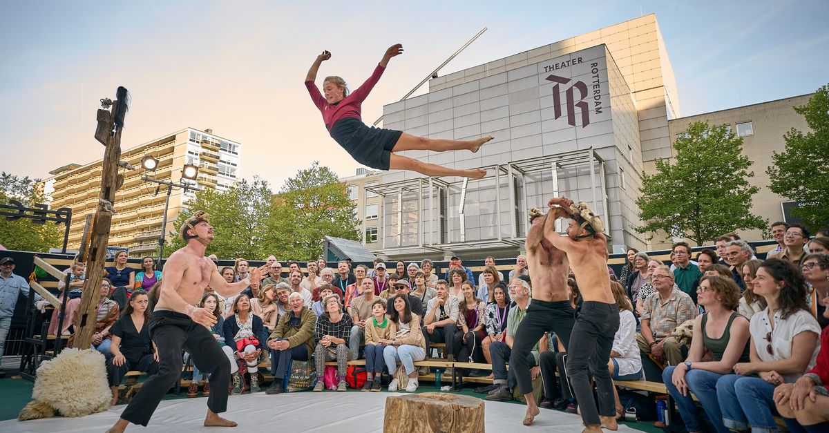 Bij circusvoorstelling ‘Reclaim’ zijn balanceren en vallen geen trucjes, maar symbolen voor ...