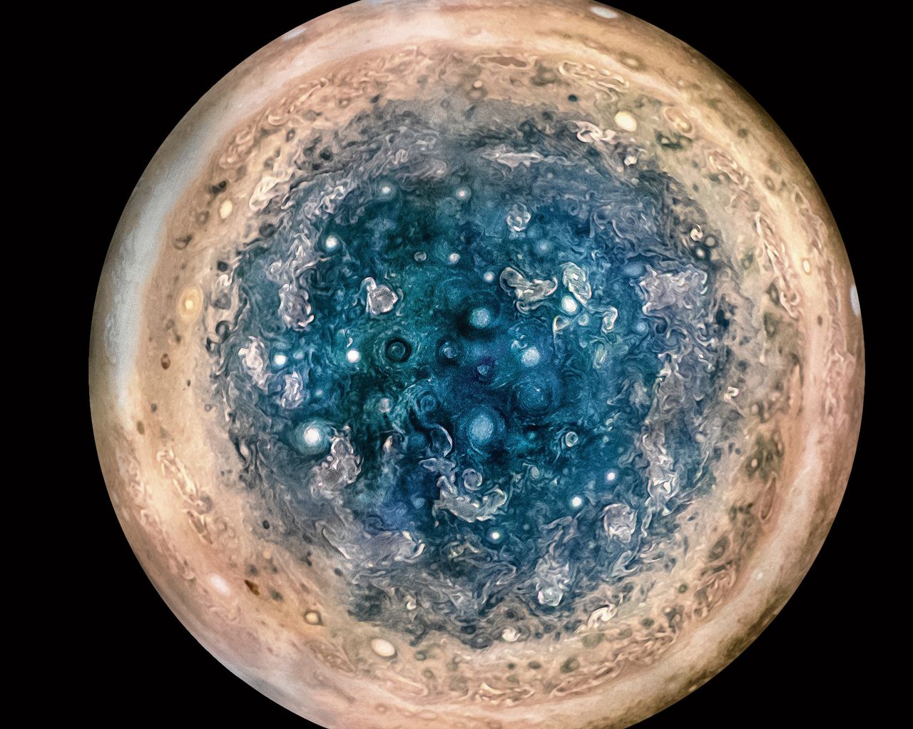 Kolossale wervelstormen op de zuidpool van Jupiter - NRC