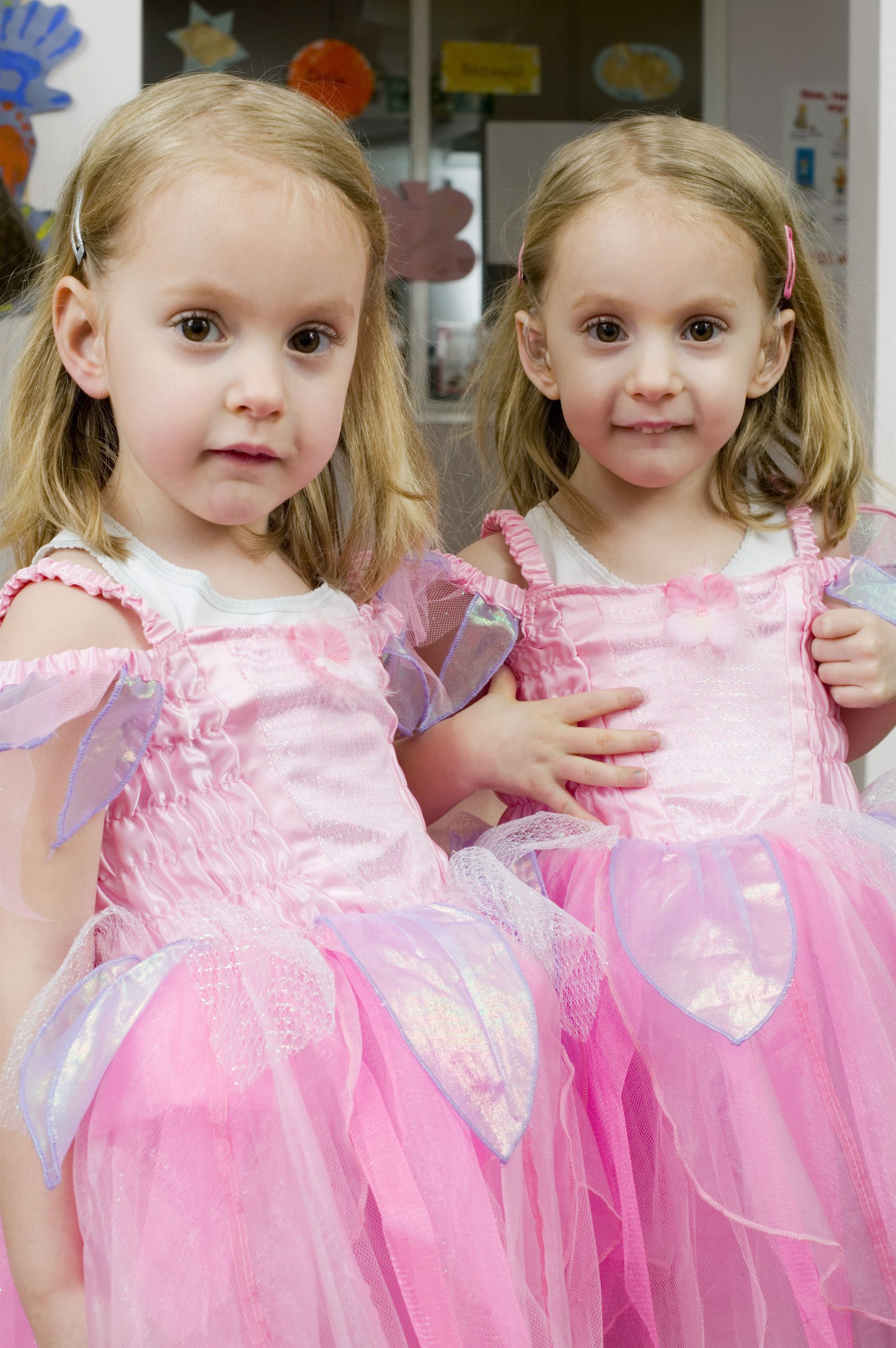 Eeneiige tweeling lijkt epigenetisch meer op elkaar dan twee-eiige - NRC