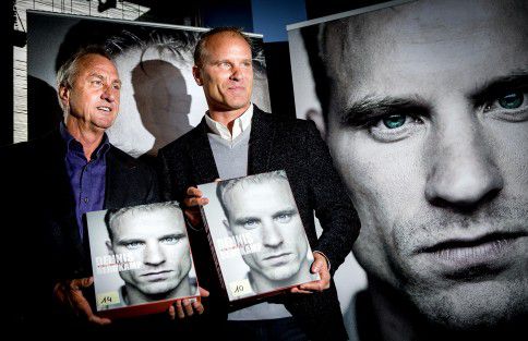 ‘Iceman’ Bergkamp zei nooit zoveel, maar heeft een flink boek kunnen ...