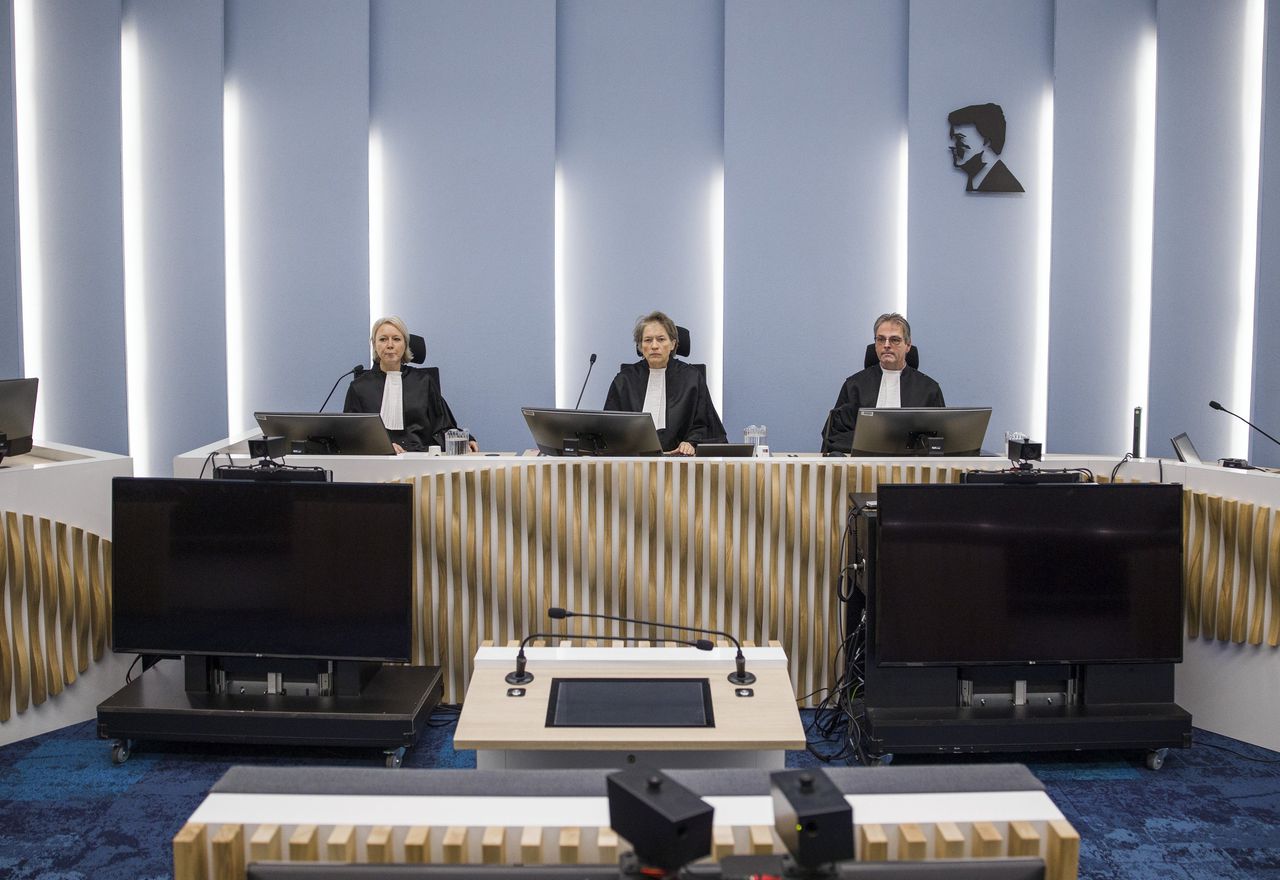 Fouad L. in de rechtszaal net zo stoïcijns als tijdens het moorden en ...