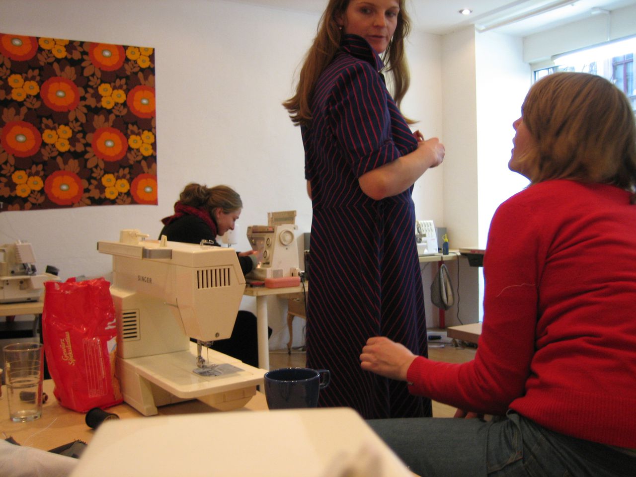 Naai je eigen kleren in Berlijns eerste naaicafé - NRC