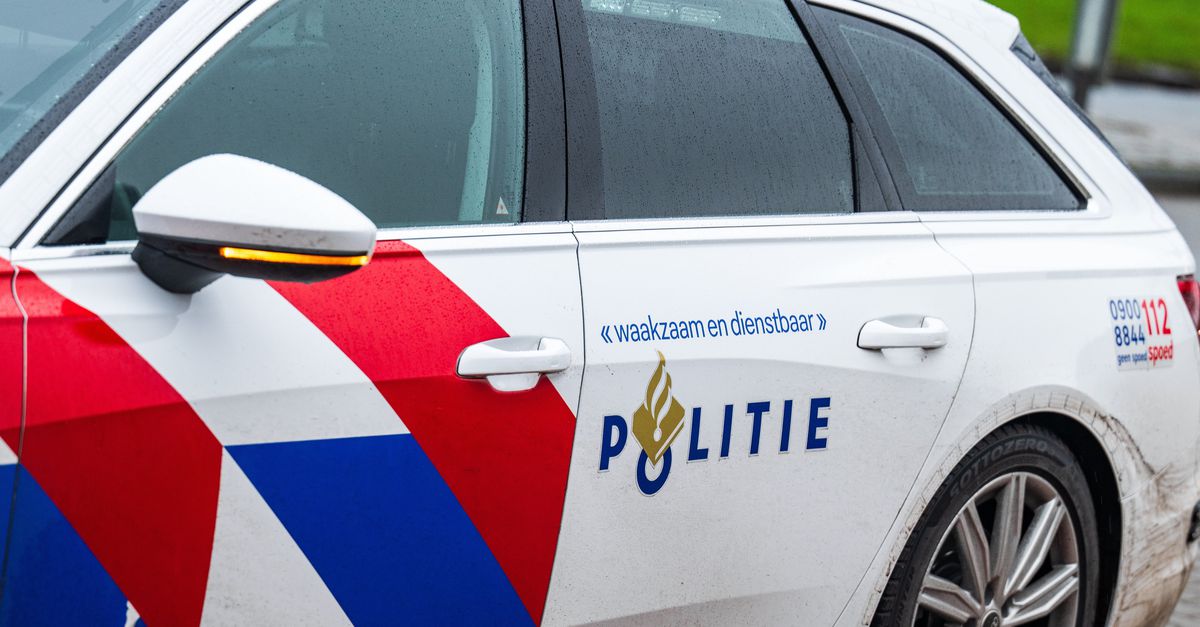 Vuurwerk gegooid naar raadsleden bij vergadering over azc - NRC