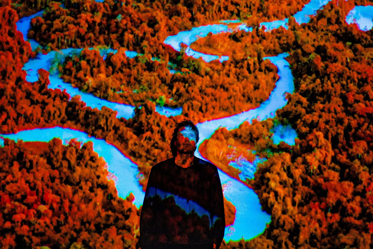 Richard Mosse filmde de vernietiging van het Amazonegebied met dezelfde ...