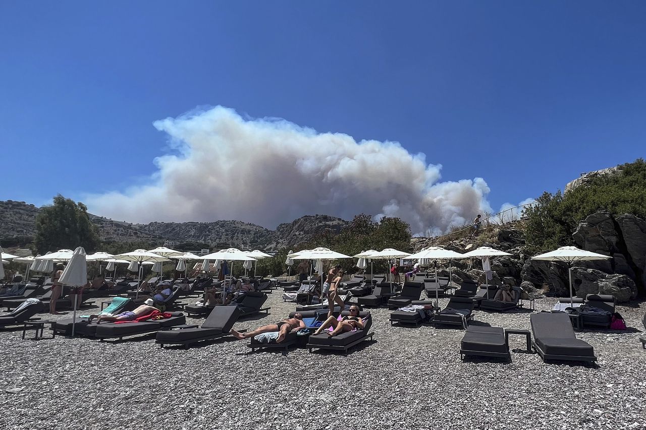 In badkleding vluchten mensen voor het vuur op Rhodos - NRC