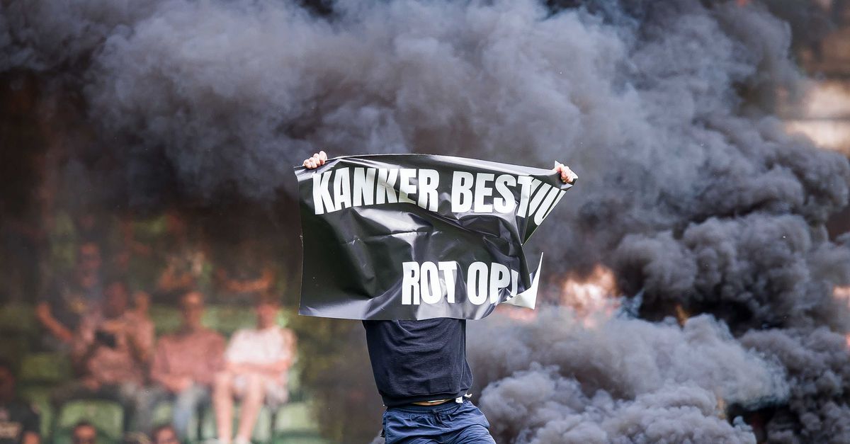 FC Groningen – Ajax binnen tien minuten gestaakt door vuurwerk op het veld - NRC
