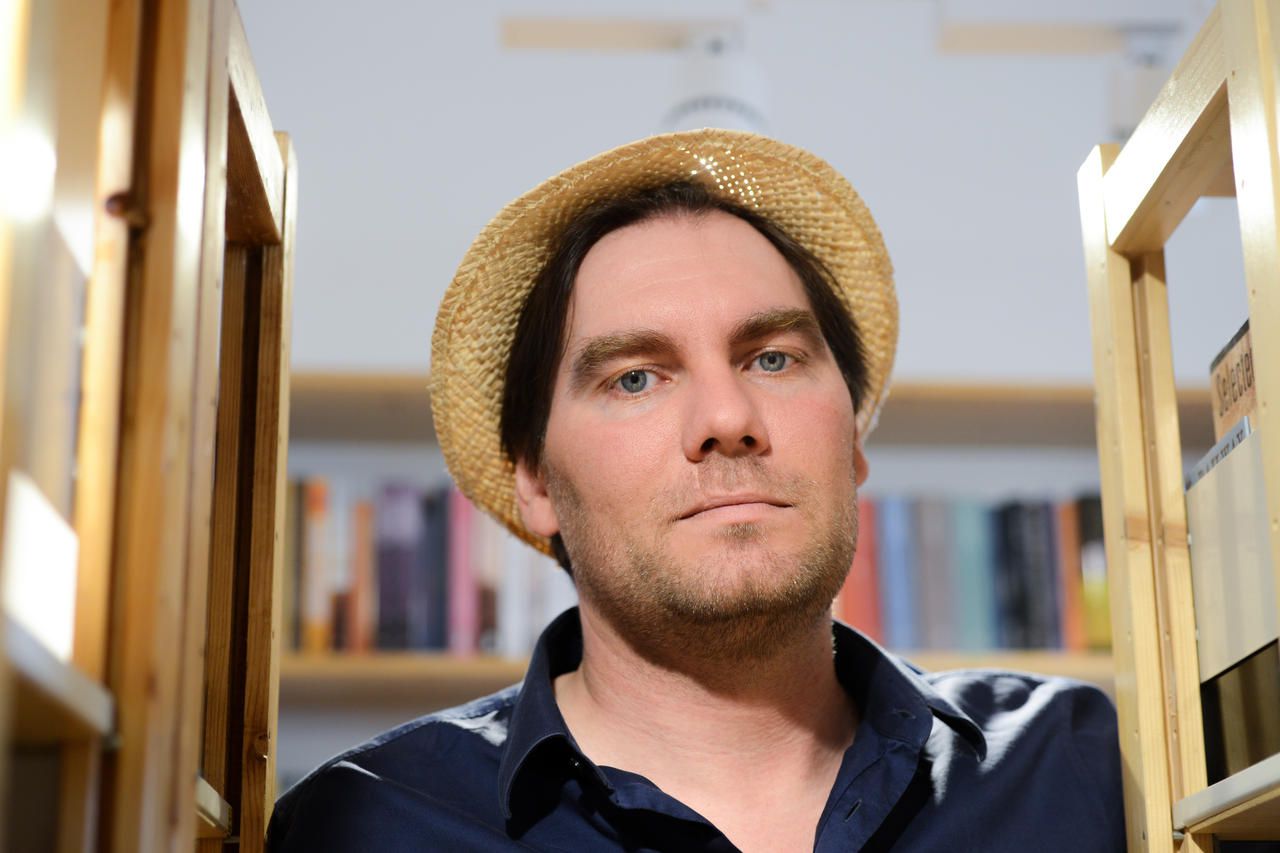 Teruglezen: hoe schrijver Auke Hulst deze zomer in een week zeven ...