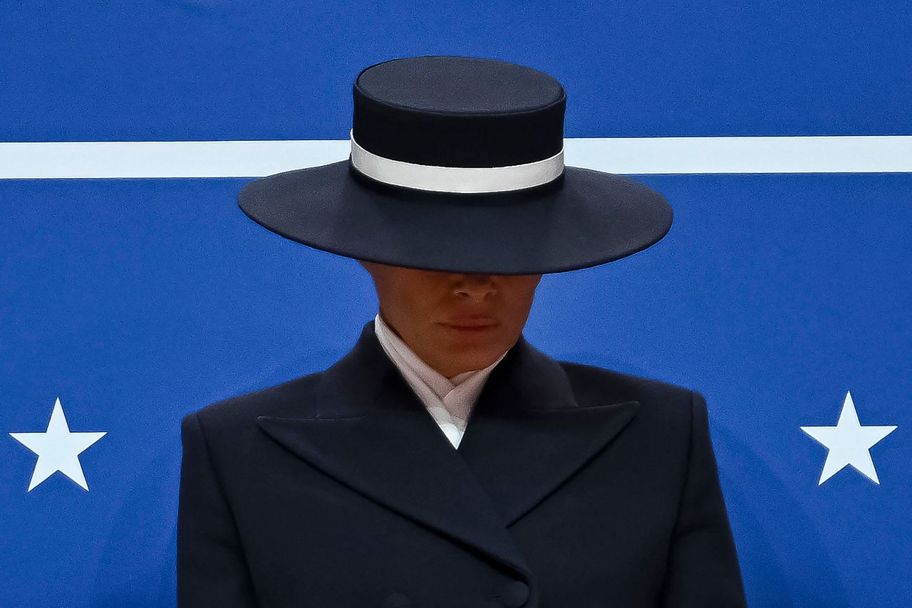 De hoed van Melania Trump brak met veel conventies - NRC